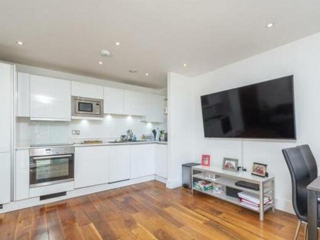 Flower Lane, Mill Hill, 2 Bedroom Flat