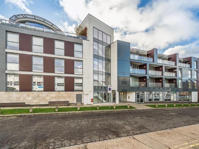 Flower Lane, Mill Hill, NW7 2 bed apartment to rent £2,400 pcm £554 pw