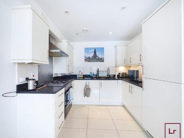 Flowers Avenue, Ruislip, HA4 2 bed flat to rent £1,750 pcm £404 pw