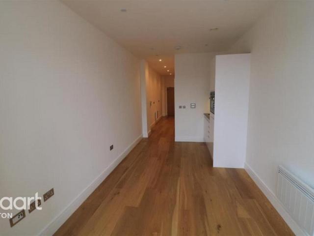 Flowers Way, Luton 1 bed flat to rent £900 pcm £208 pw
