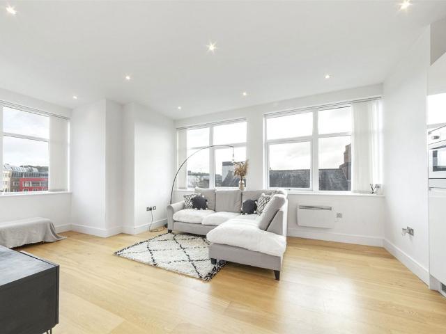 Flowers Way, Luton LU1, 1 bed flat to rent, £950 pcm | PrimeLocation
