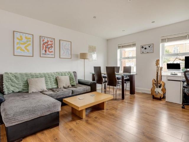 Floyer Close, Surrey TW10 1 bed flat to rent £2,200 pcm £508 pw