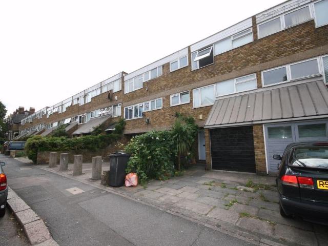 Flodden Road, Oval SE5 3 bed property to rent £2,700 pcm £623 pw