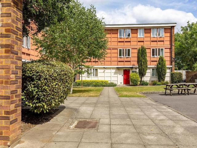 Flodden Road, London SE5 Studio to rent £1,252 pcm £289 pw