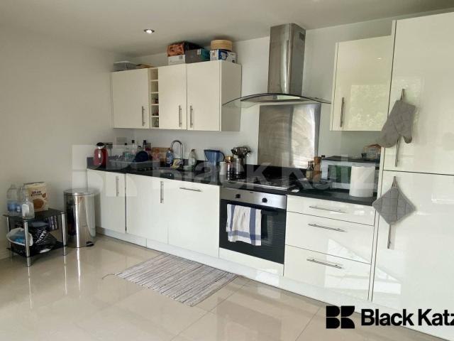 Flooded with natural light, contemporary& superbly located