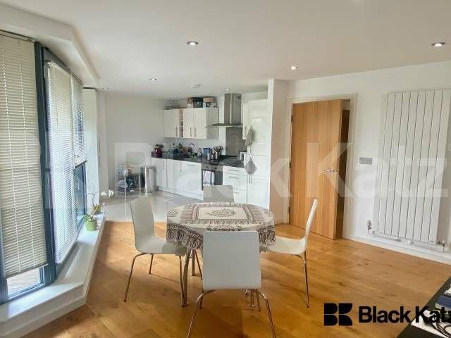 Flooded with natural light, contemporary& superbly located