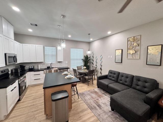 Floor Level Luxury 3Bdr 2Bath Medical Center South