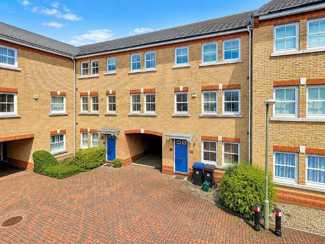 Florence Way, Knaphill, Woking. 5 bed terraced house to rent £3,200 pcm £738 pw