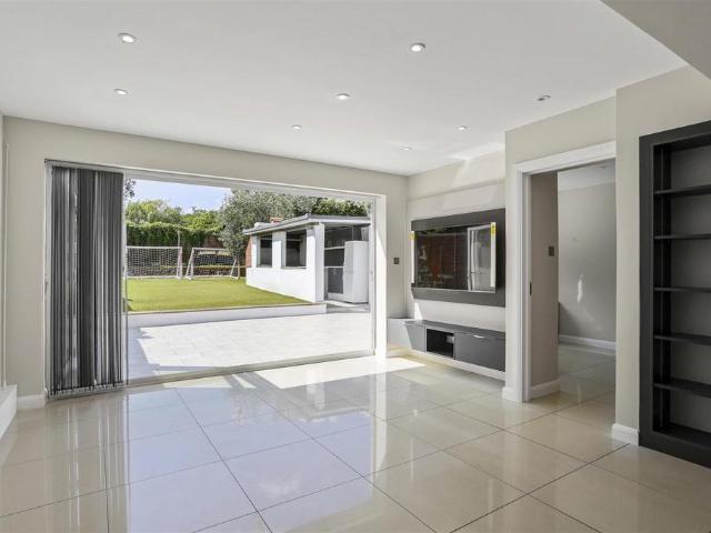 Florian Avenue, Sutton SM1 2 bed apartment to rent £2,200 pcm £508 pw