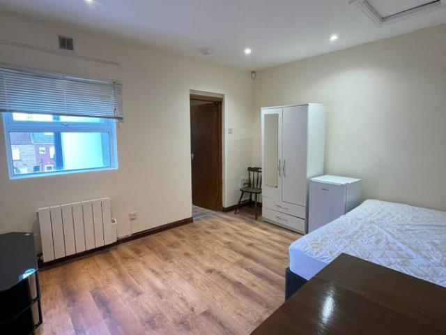 Flat, Malvern Road, Luton LU1, Studio to rent, £730 pcm | PrimeLocation