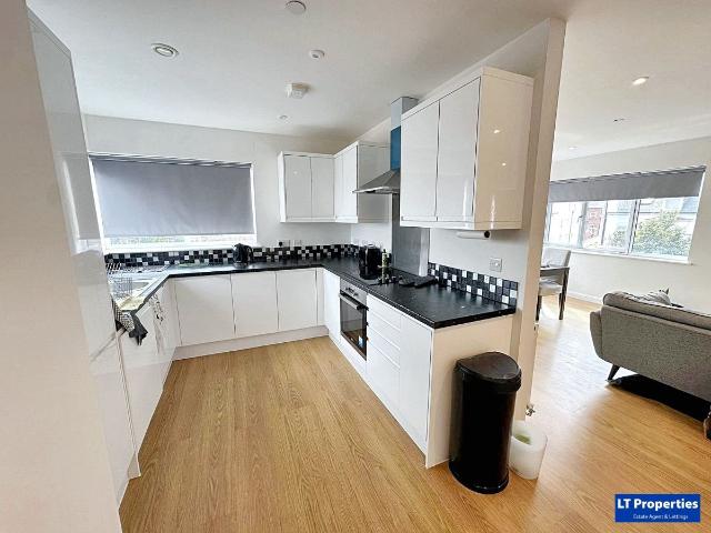 Flat, Napier House, Napier Road, Luton LU1, 2 bed flat to rent, £1,300 pcm | PrimeLocation