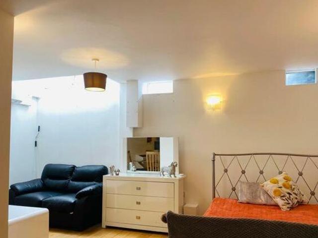 Flat, Newmarket Road, Studio Flat For