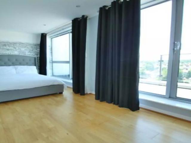 flat at Great Cambridge Road, London
