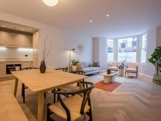 Flat A, 27 Fawcett Street, London SW10 2 bed apartment to rent £3,150 pcm £727 pw