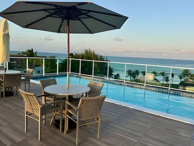 Flat a 50 metros da praia com Piscina Privativa