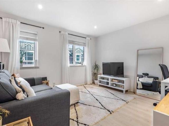 Flat A k, Caton Mansions, Streatham High Road, London, SW16