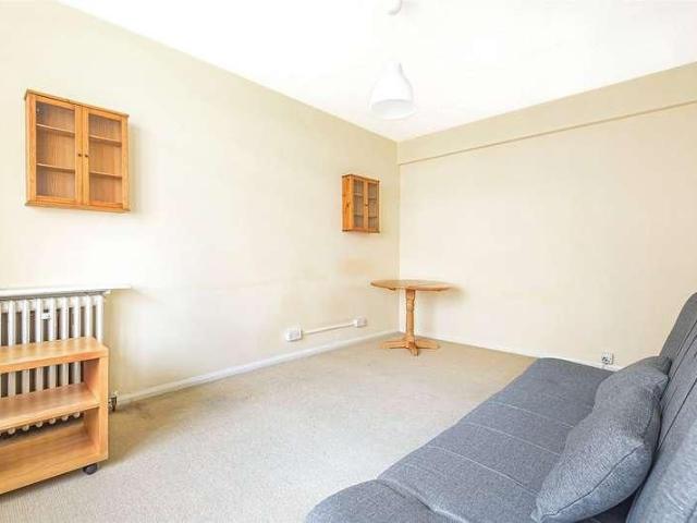 Flat A k, Streatham High Road, London, SW16
