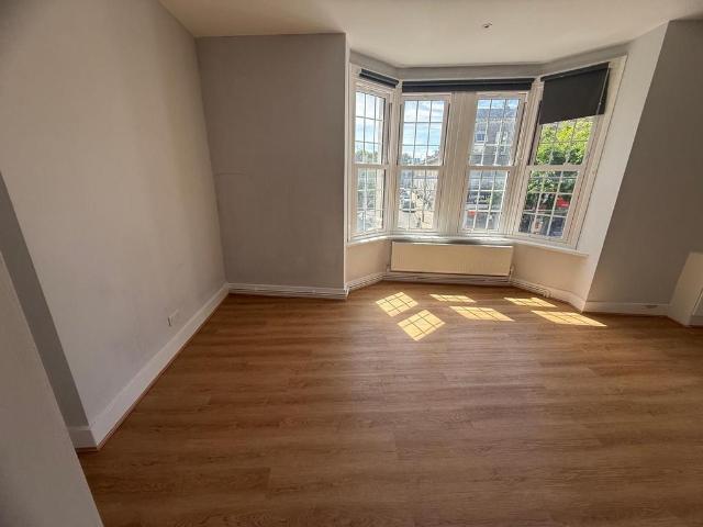 Flat A Walworth Road, London 2 bed flat to rent £2,300 pcm £531 pw