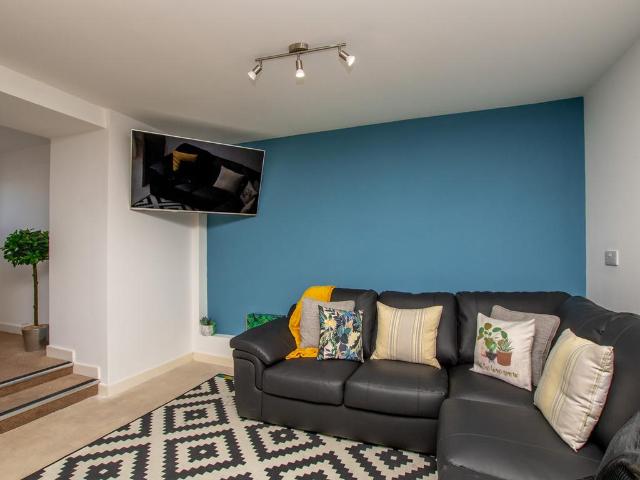 Flat A The Clubhouse 4 bed apartment to rent £2,427 pcm £560 pw