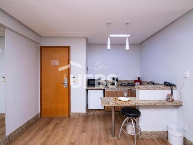 Flat à venda no Setor Oeste, mobiliado, com 1 quarto/sala, copa, banheiro, sacada e 1 vaga de garage