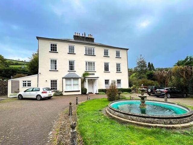 Flat,buzzacott Lane, 3 Bedroom Flat