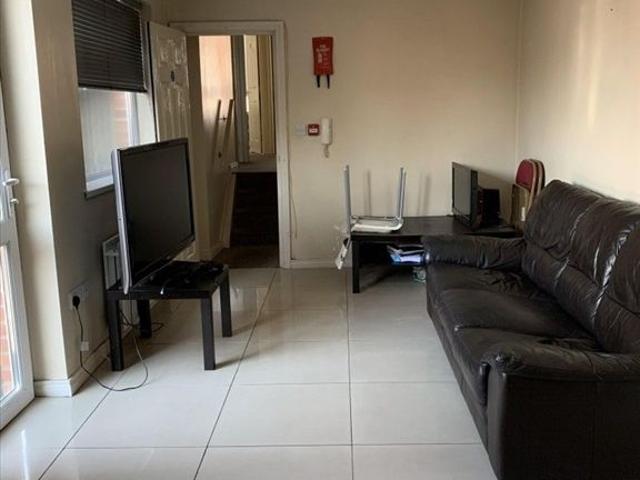 Flat B 26 Tates Avenue