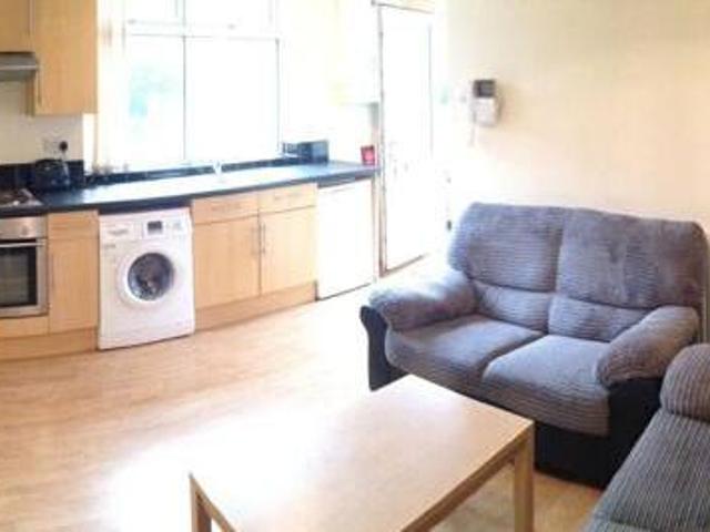 Flat, Birchfields Road, 2 Bedroom Flat