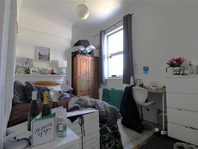 Flat C, Saltoun Road, London, SW2