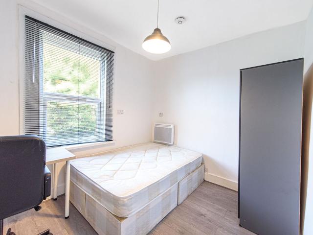 Flat, Callcott Road, Kilburn, London NW6, Studio to rent, £700 pcm | PrimeLocation