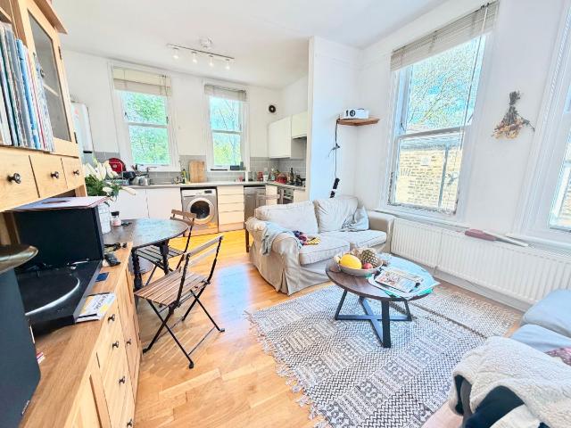 Flat, Cathcart Hill, London N19, 3 bed flat to rent, £3,445 pcm | PrimeLocation