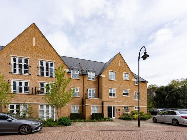 Flat, Chambord House, Queenswood Crescent, Englefield Green, Egham TW20, 2 bed flat to rent, £1,900 pcm | PrimeLocation