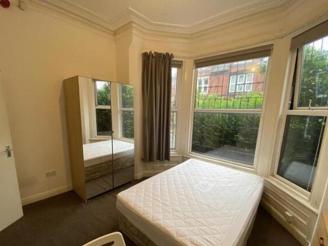 Flat, Chestnut Avenue, 2 Bedroom Flat