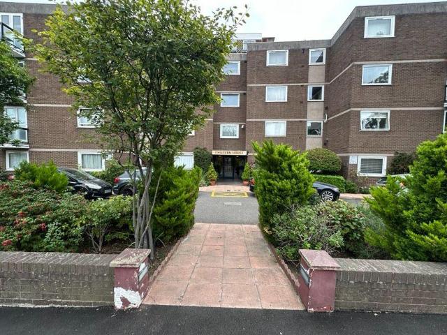 Flat, Chiltern House, Hillcrest. 3 bed flat to rent £2,600 pcm £600 pw