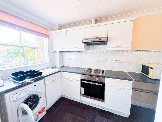 Flat Churchill Court, Albert Road, Ilford, UK IG1, 1 bed flat to rent, £1,550 pcm | PrimeLocation