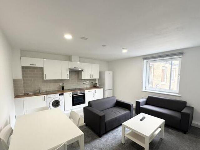 Flat, Clarendon Road, 3 Bedroom Flat