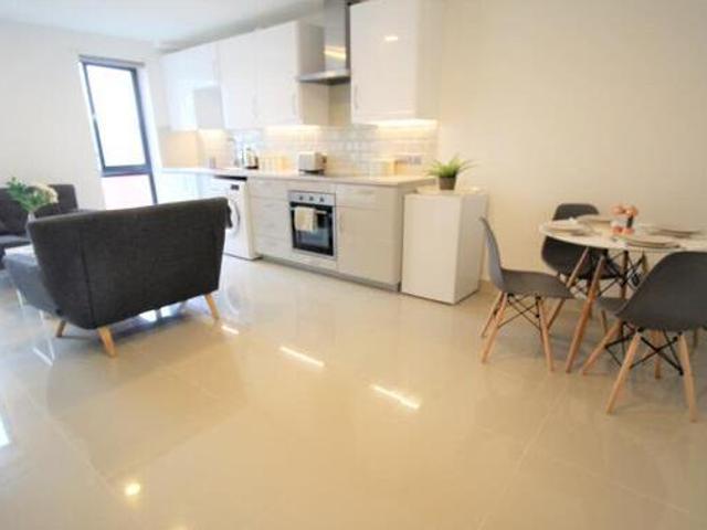Flat, Clarendon Road, 3 Bedroom Flat