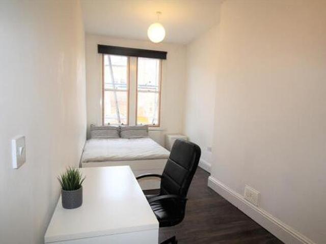 Flat, Clarendon Road, 3 Bedroom Flat