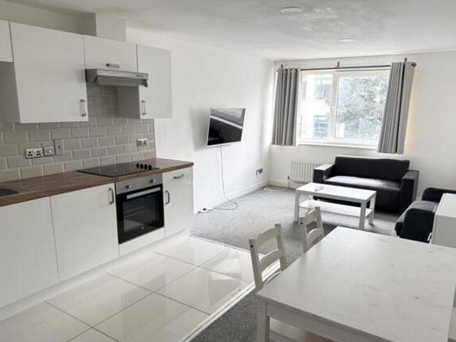 Flat, Clarendon Road, 3 Bedroom Flat