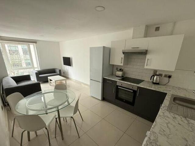 Flat, Clarendon Road, 3 Bedroom Flat