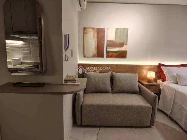 Flat com 1 quarto e 28m² para alugar em Passo da Areia, Porto Alegre