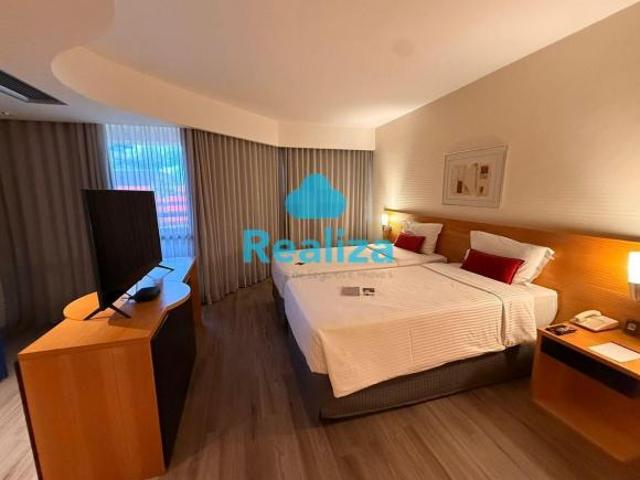 FLAT COM VARANDA À VENDA SHTN TRECHO 1 BL B GOLDEN TULIP BRASILIA ALVORADA