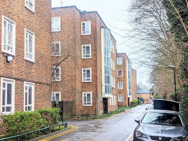 Flat, Crouch Hall Court, Sparsholt. 3 bed flat to rent £2,850 pcm £658 pw