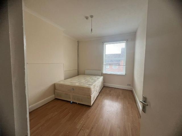 Flat, Dumfries Street, Luton LU1, 3 bed flat to rent, £1,600 pcm | PrimeLocation