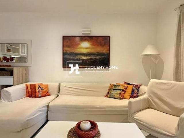 Flat de condomínio em frente ao mar