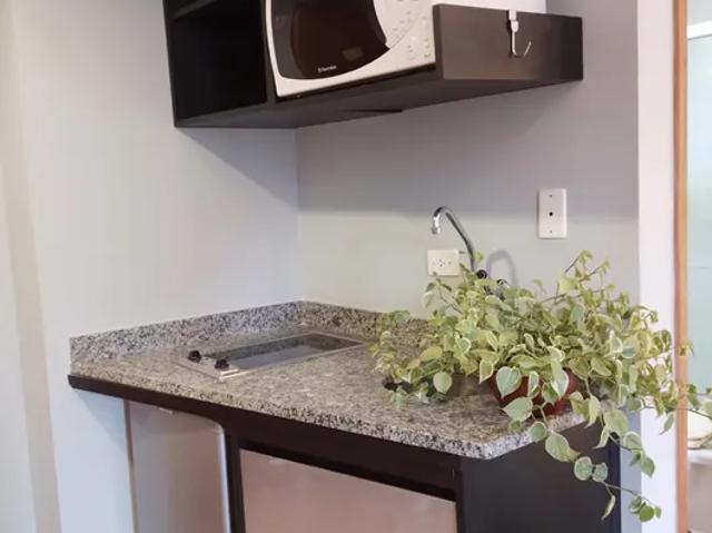 Flat de 30m², com 1 banheiro e 1 vaga de garagem. Todo mobiliado, pintura recente, pronto para morar