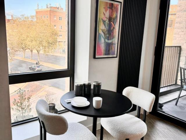 Flat fully furnished amazing transport links