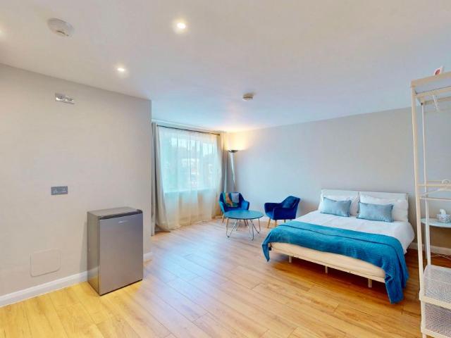 Flat, Finchley Lodge, Gainsborough Road, London N12, Studio to rent, £1,550 pcm | PrimeLocation