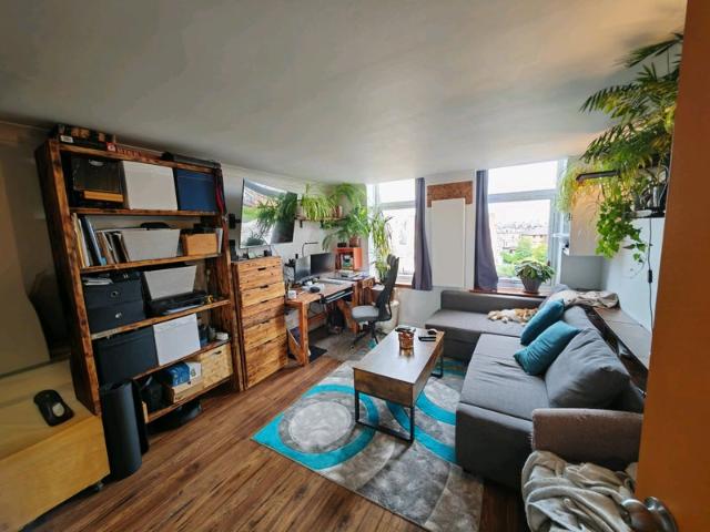 Flat for Couple/professional within 10min to city