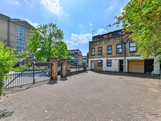 Flat for Rent in Malmesbury Road | Foxtons