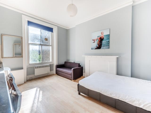 Flat for Rent in Marloes Road | Foxtons